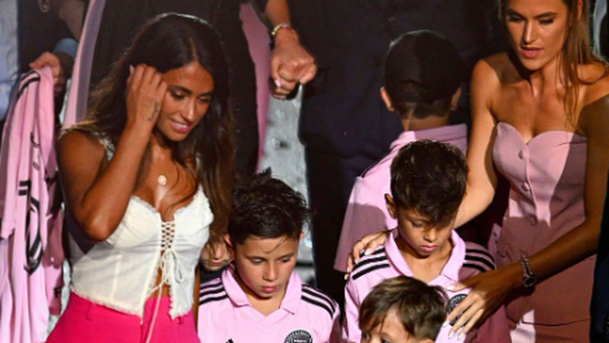 El look de Antonela Roccuzzo para la presentación de Lionel Messi en el ...