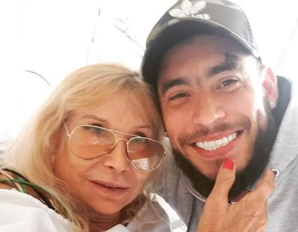 Beatriz Olave, la mamá de Rodrigo Bueno, en silla de ruedas