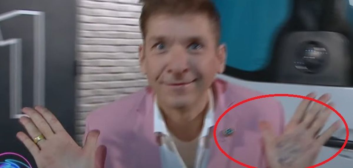 Se supo qué tenía escrito Gastón Trezeguet en la mano durante su visita ...