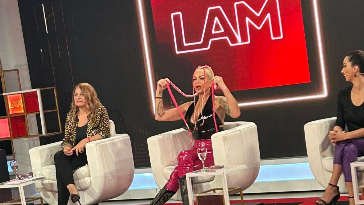 El look de Daniela Cardone en LAM con llamativas trenzas larguísimas en ...