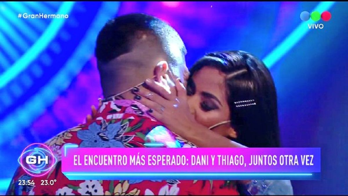 Así fue el romántico reencuentro de Daniela y Thiago en el estudio de Gran Hermano
